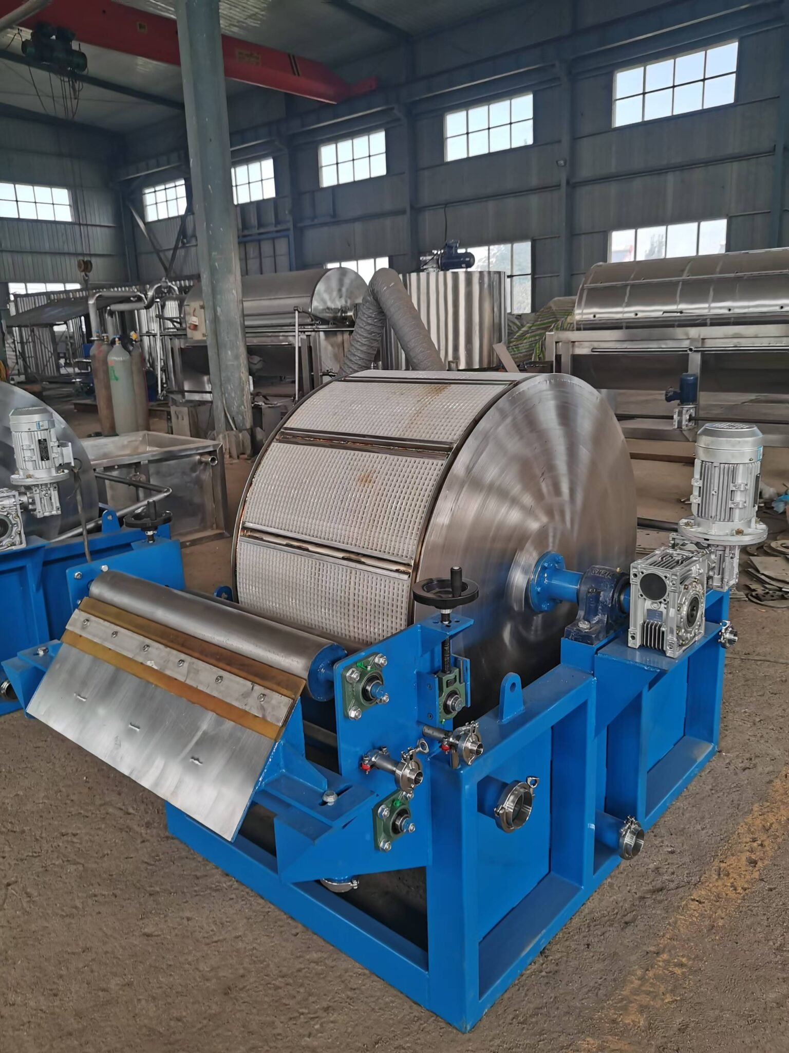 How does a rotary drum filter work